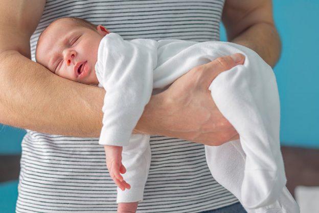 Hoe een baby vast te houden: 8 veilige posities met afbeeldingen | Mont ...