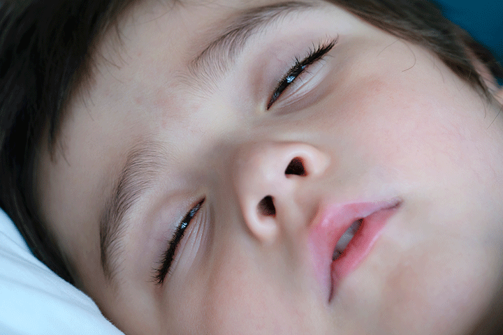 बच्चे आंखें खोलकर क्यों सोते हैं? | Baby Sleeping With Eyes Open In Hindi